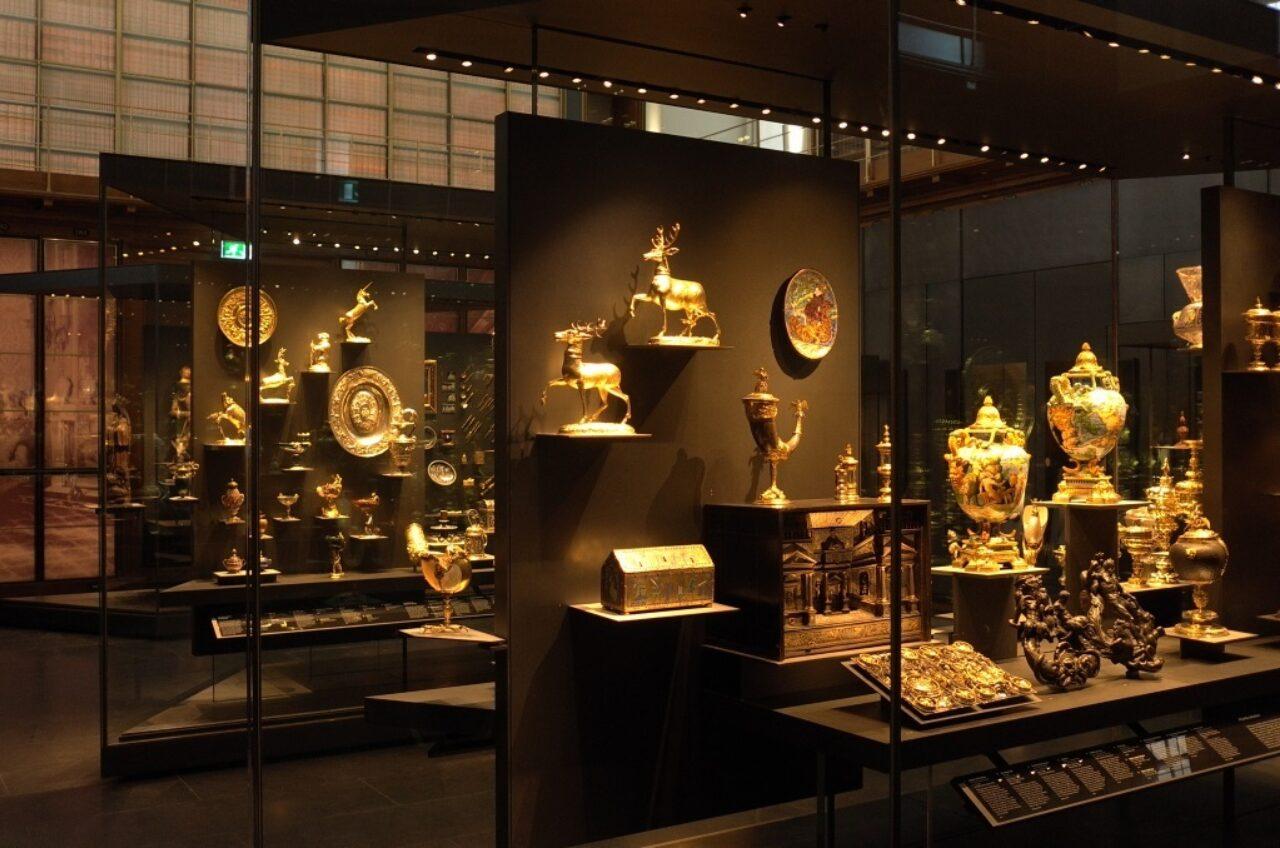 Best Practices for Museum Display Case Lighting: The Perfect Balance of ...